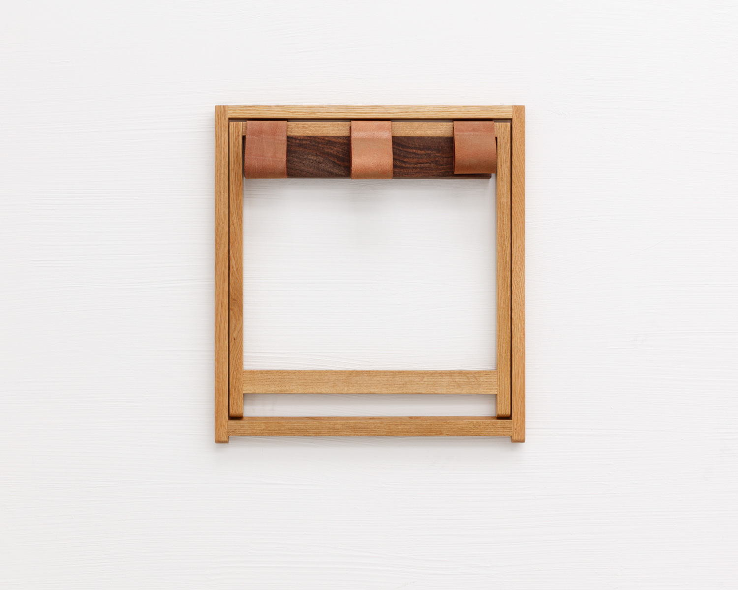 BDDW | WALL-MOUNT LUGGAGE RACK