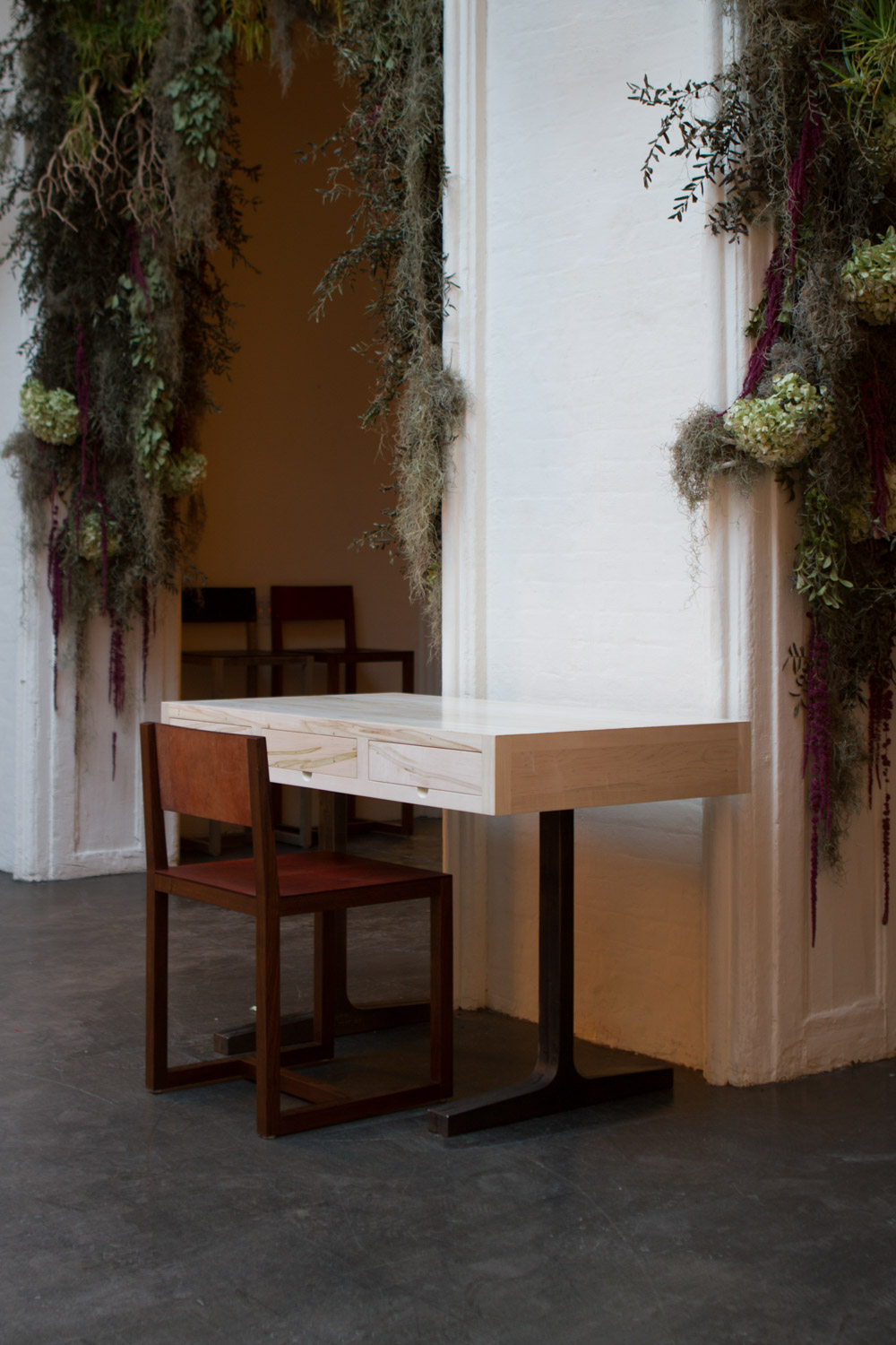 BDDW | MASON TRESTLE DESK